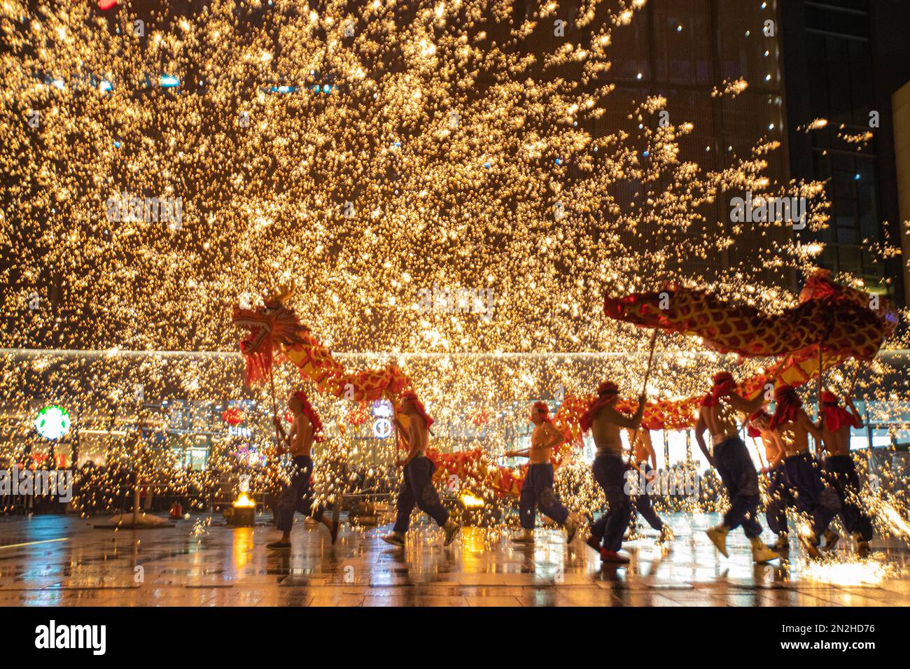 The iron water splashing and dragon dance performance attract people to ...