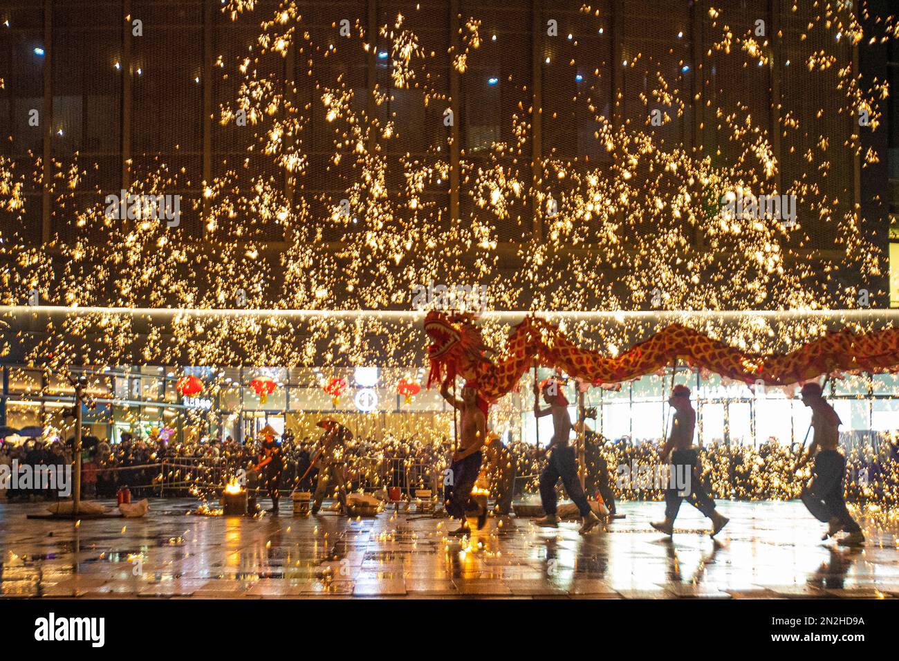 The iron water splashing and dragon dance performance attract people to ...