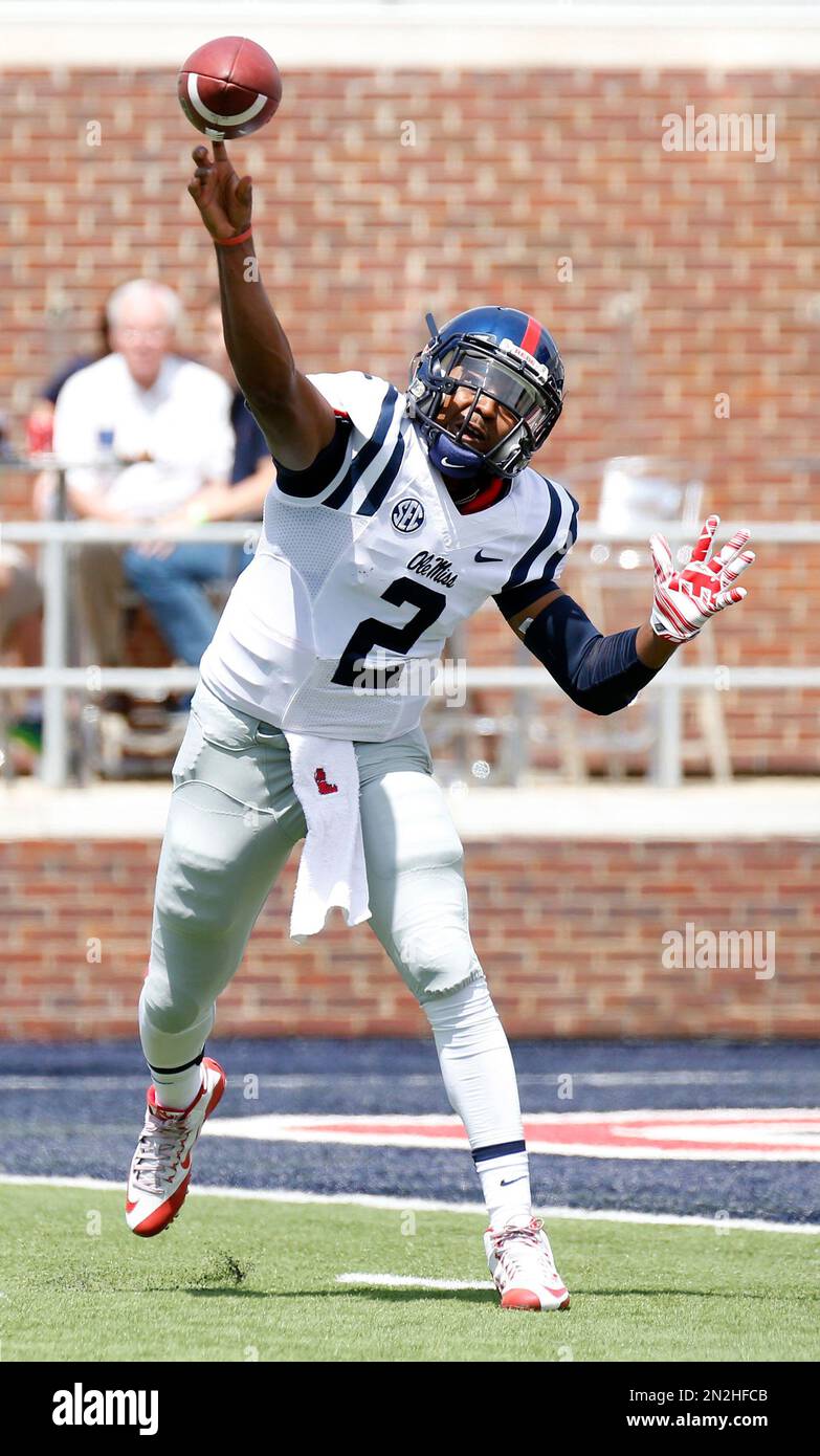 Mississippi Blue quarterback DeVante Kincade (2) passes against the Red ...