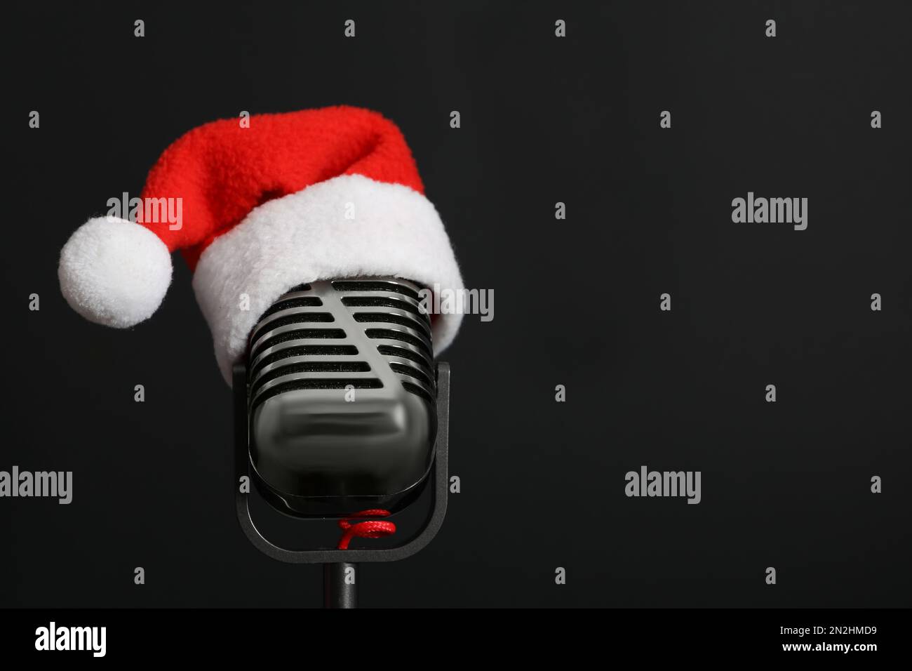 Retro microphone santa hat hi-res stock photography and images - Alamy