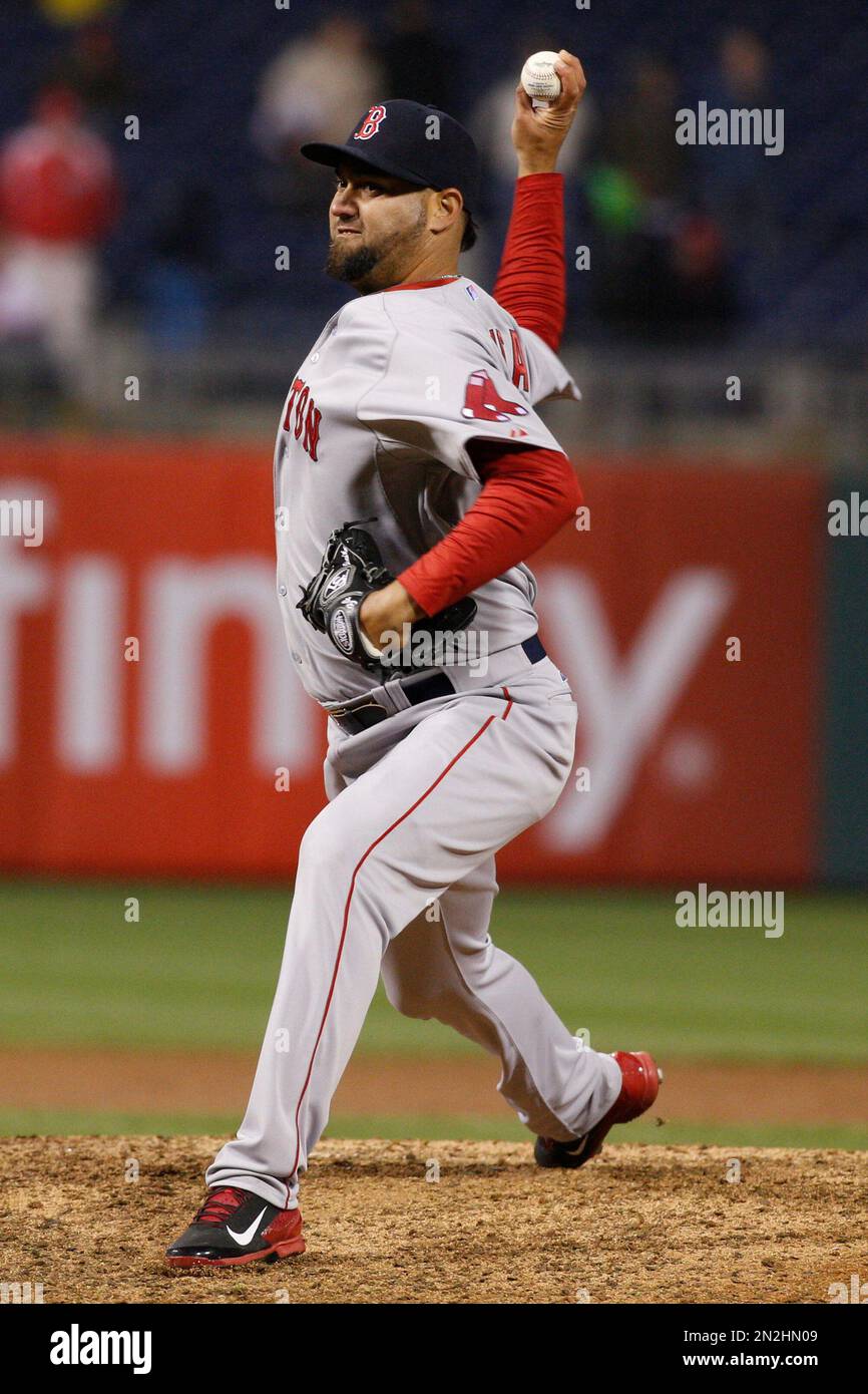 Boston Red Sox relief pitcher Edward Mujica throws a pitch during the ...