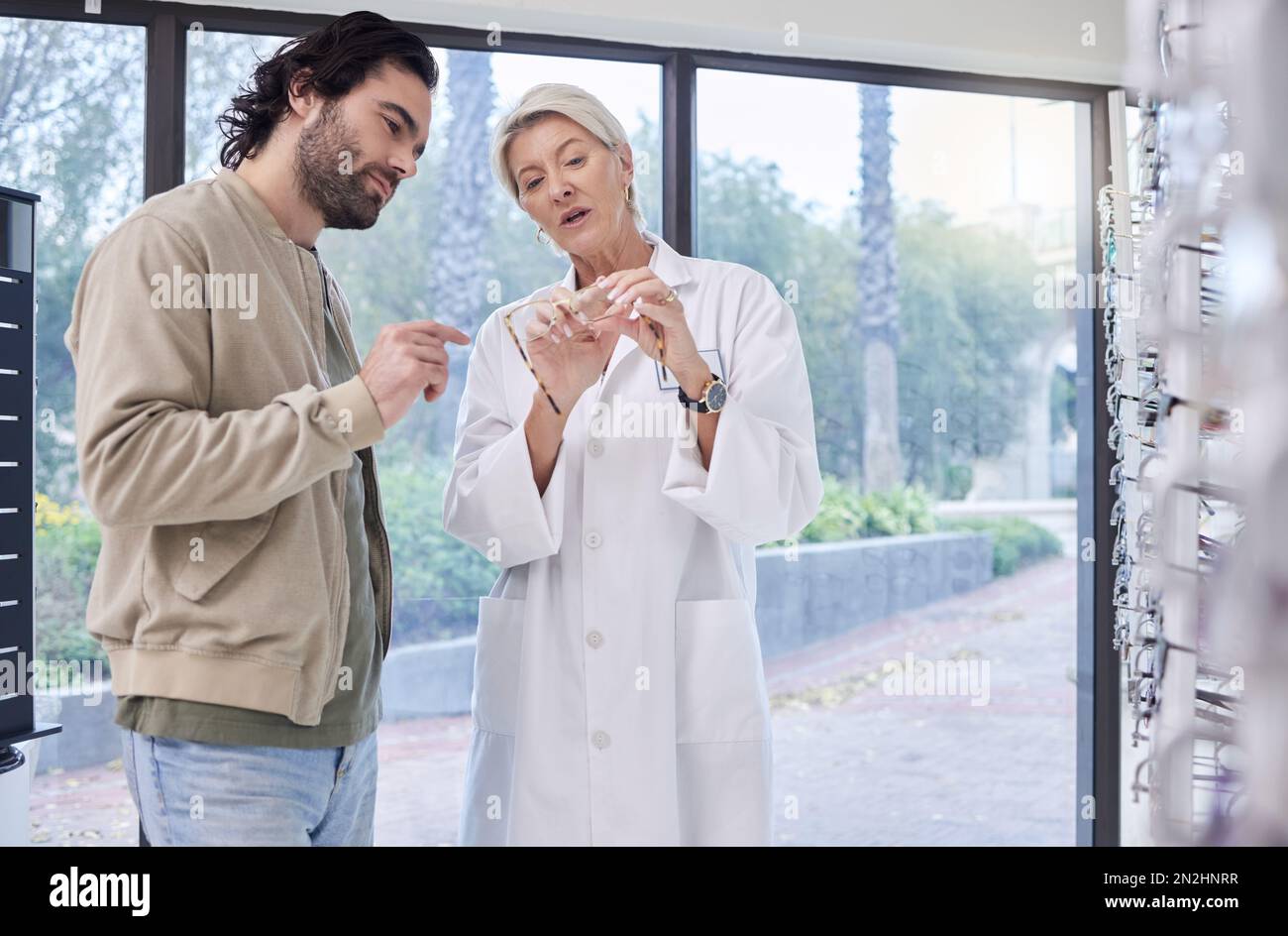 Optical store people talking hi-res stock photography and images - Alamy