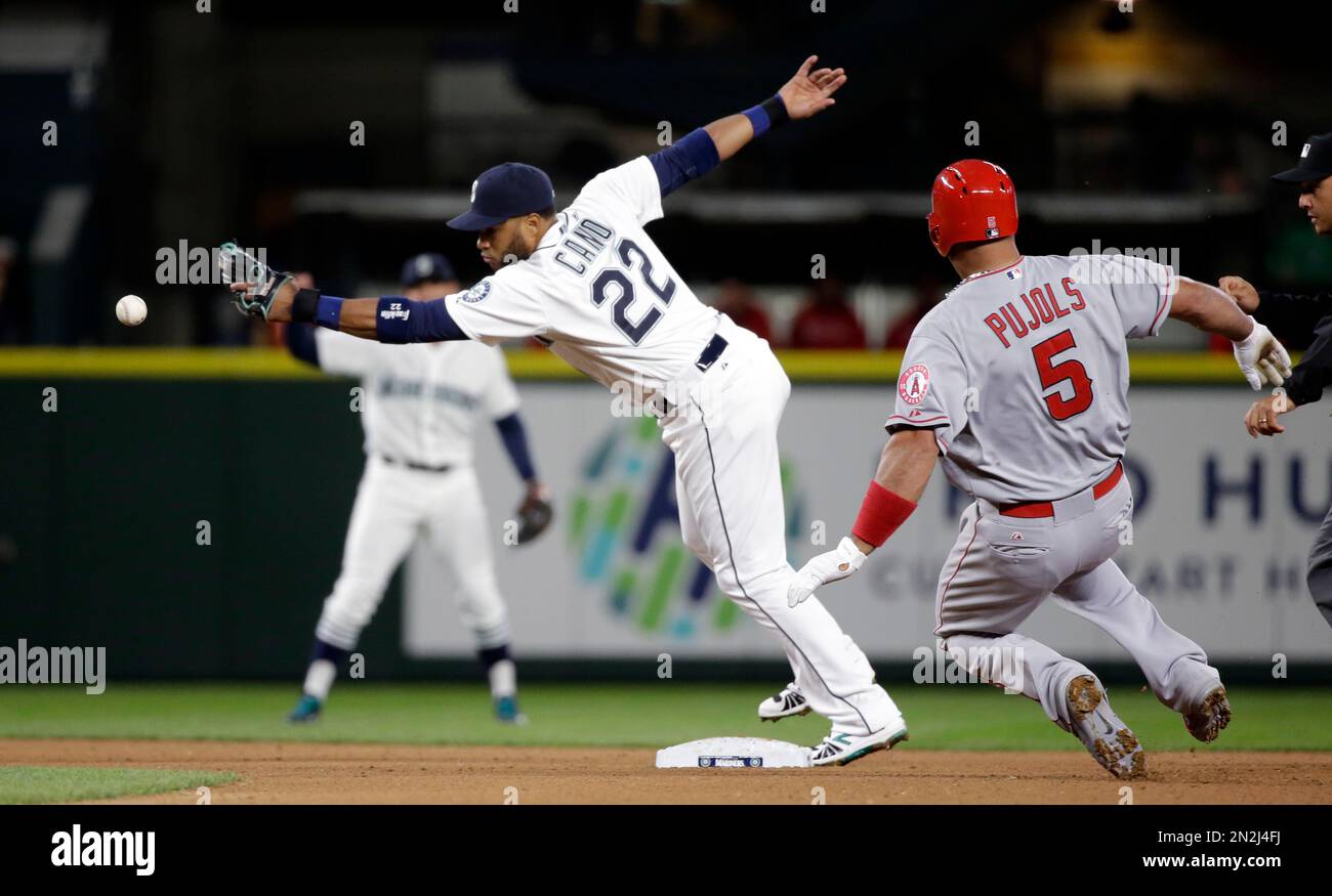Seattle Mariners second baseman Robinson Cano (22) stretches for but ...