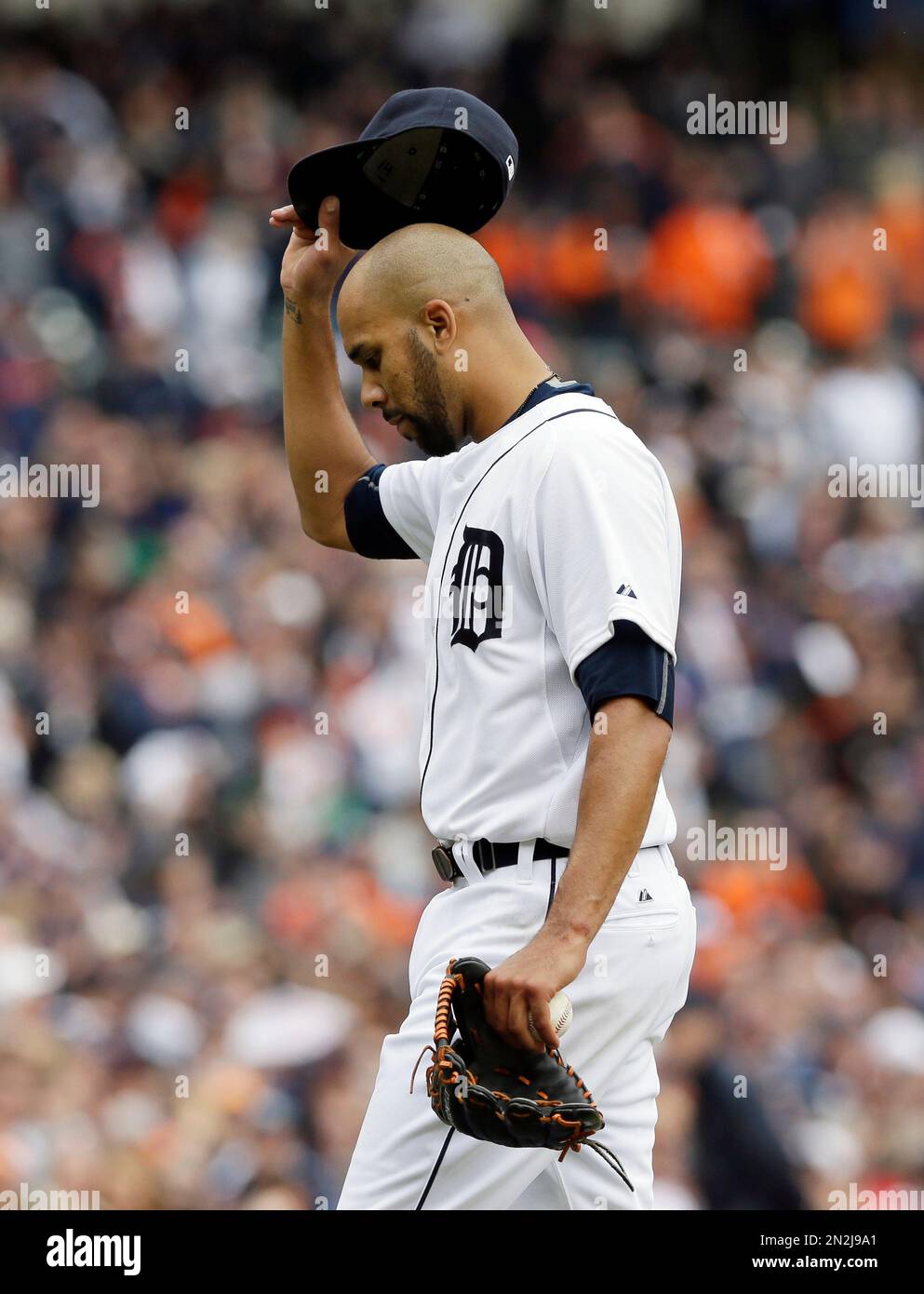 Detroit Tigers starting pitcher David Price acknowledges the crowd ...