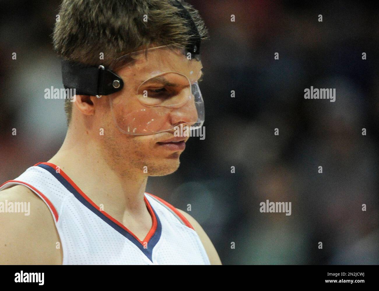 Atlanta Hawks guard Kyle Korver (26) is seen with a protective face ...