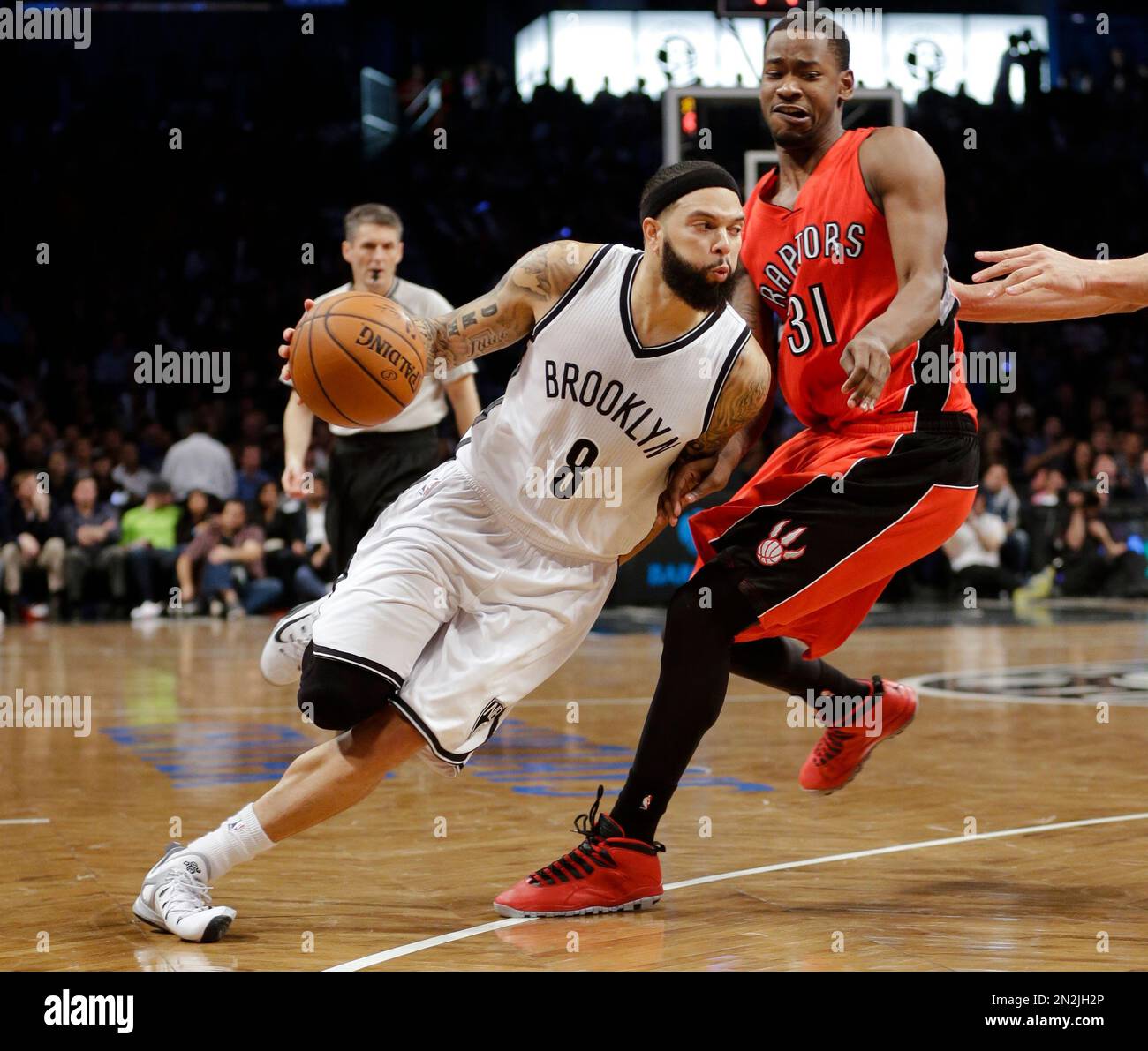 Brooklyn Nets' Deron Williams (8) drives past Toronto Raptors' Terrence ...