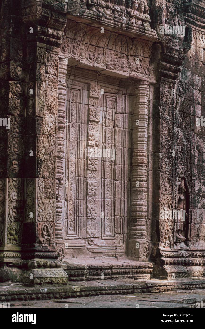 An ancient gate of the Ta Prom temple Stock Photo - Alamy