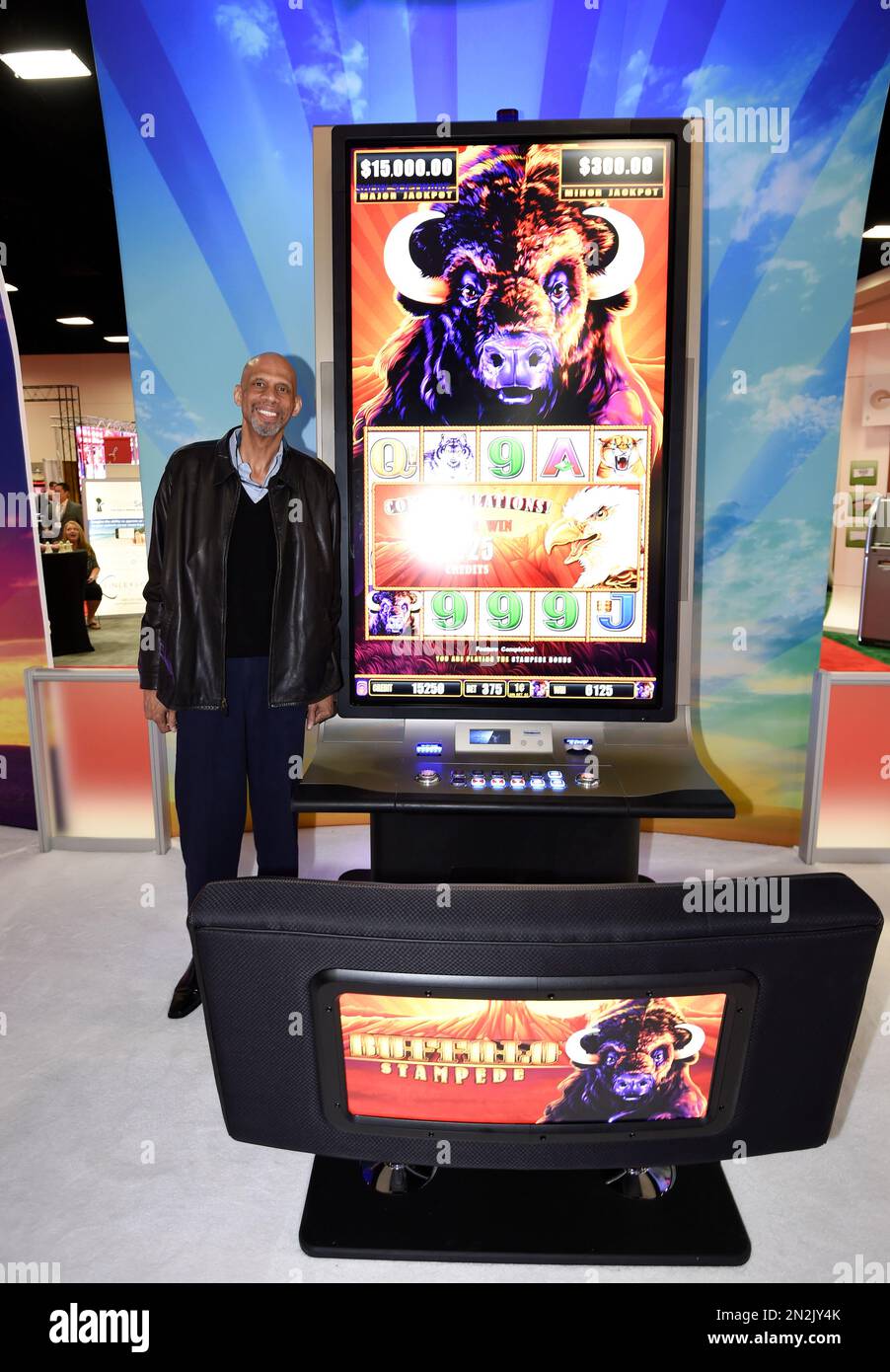 Kareem Abdul-Jabbar, one of the biggest NBA legends of all time, meets ...