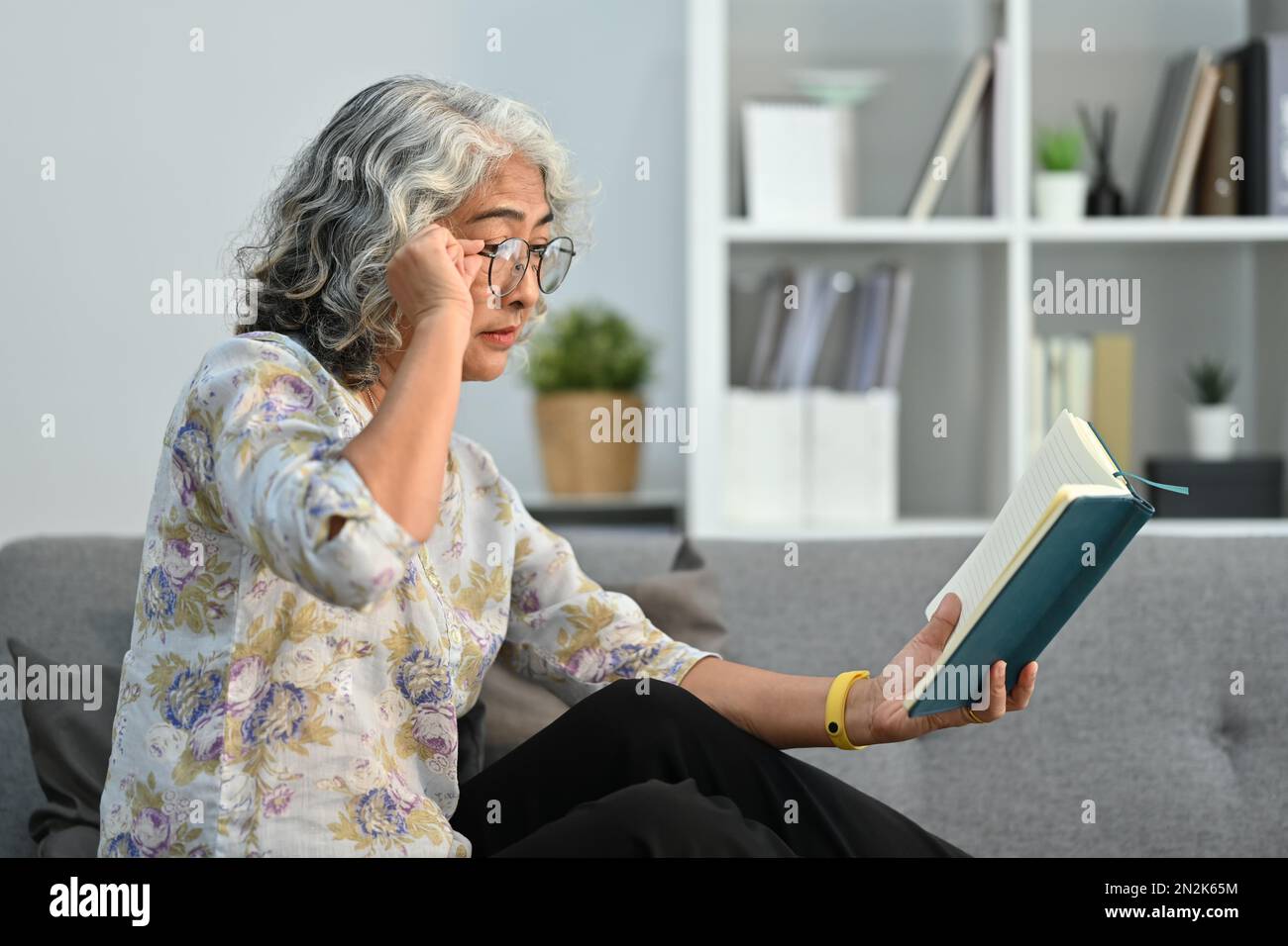 Woman sad read text hi-res stock photography and images - Alamy