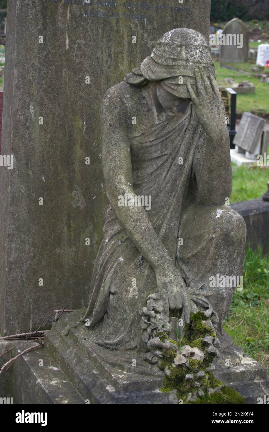 Sculpture woman on grave hi-res stock photography and images - Alamy