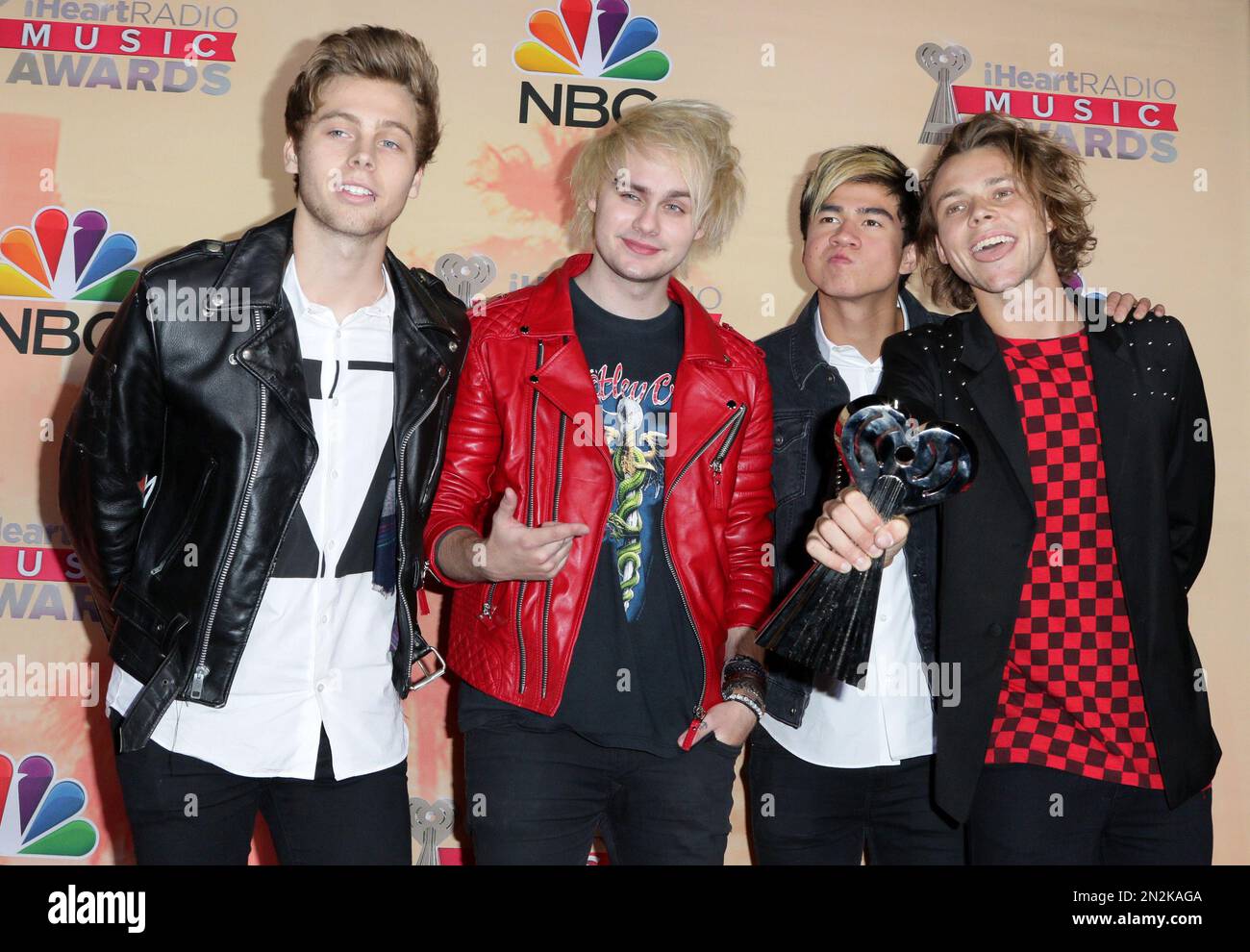 Michael Clifford And Luke Hemmings Kissing