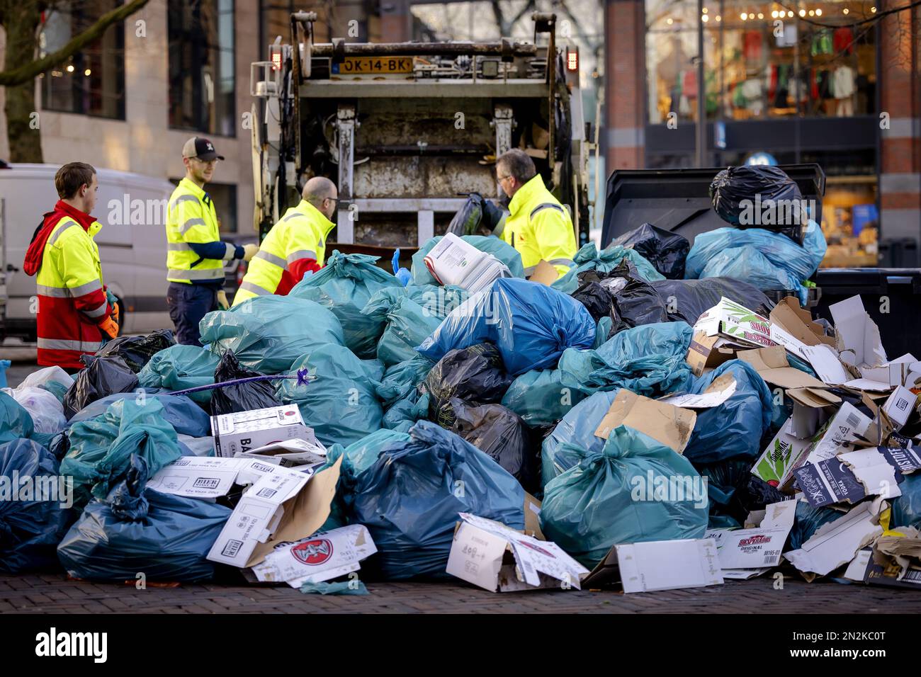 UTRECHT - Garbage collectors clean up in the center, after a week of ...