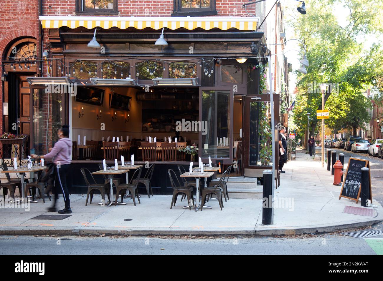 Sidewalk eatery hi-res stock photography and images - Alamy