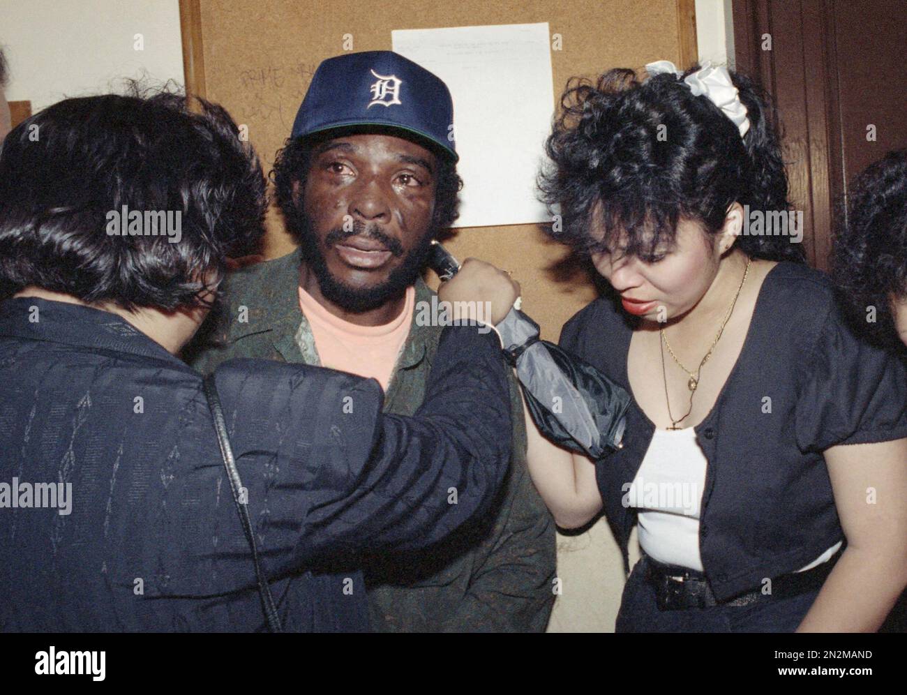 FILE - In this Aug. 19, 1991, file photo, Ruben Valladares, center, is ...