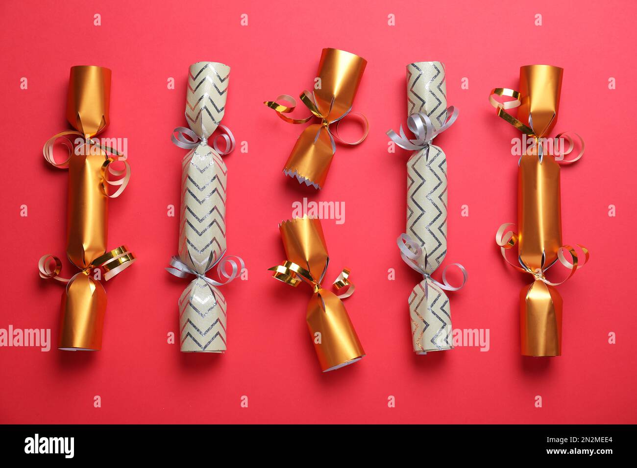 Red gold crackers hi-res stock photography and images - Alamy