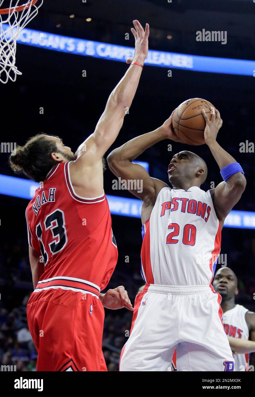 Detroit Pistons' Jodie Meeks (20) goes to the basket against Chicago ...
