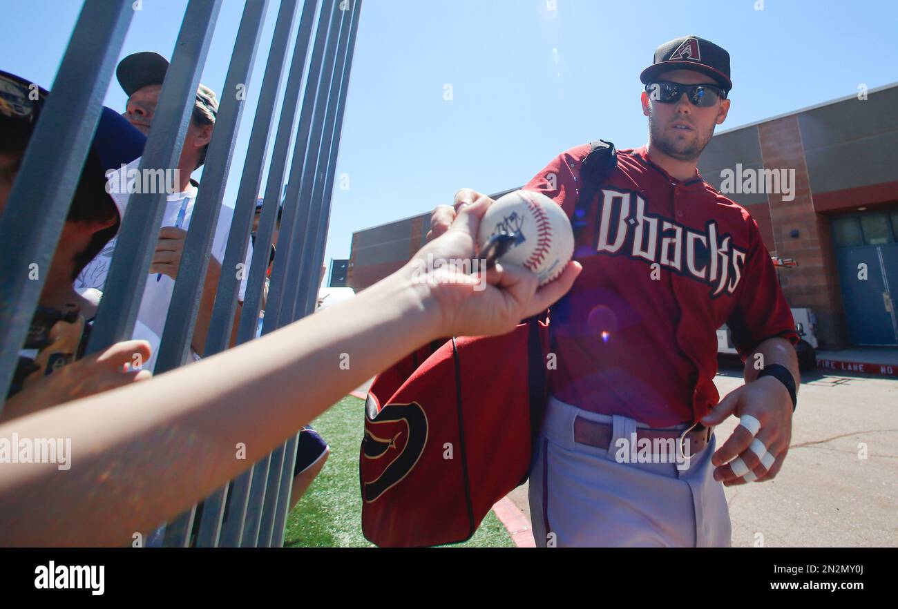 Arizona Diamondbacks' Chris Owings signs autographs prior to a spring ...