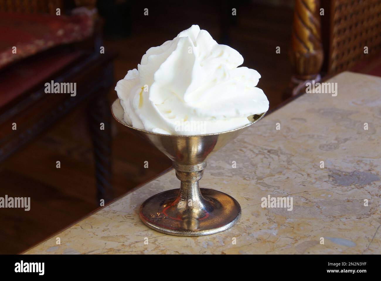 Decorating cup cake cream hi-res stock photography and images - Alamy