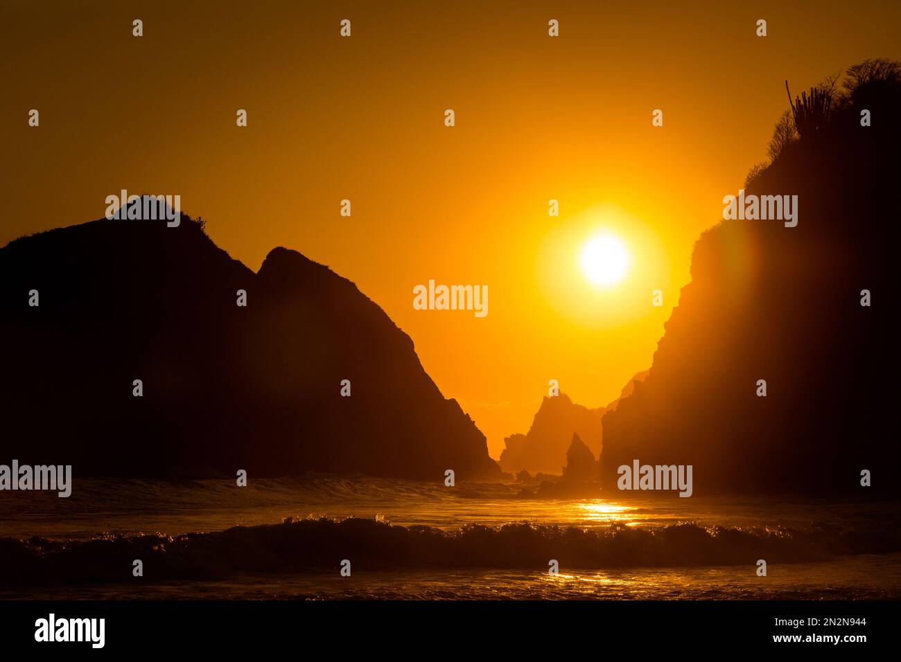 Beautiful sunset behind rocks on Zipolite beach in Mexico. Landscape ...