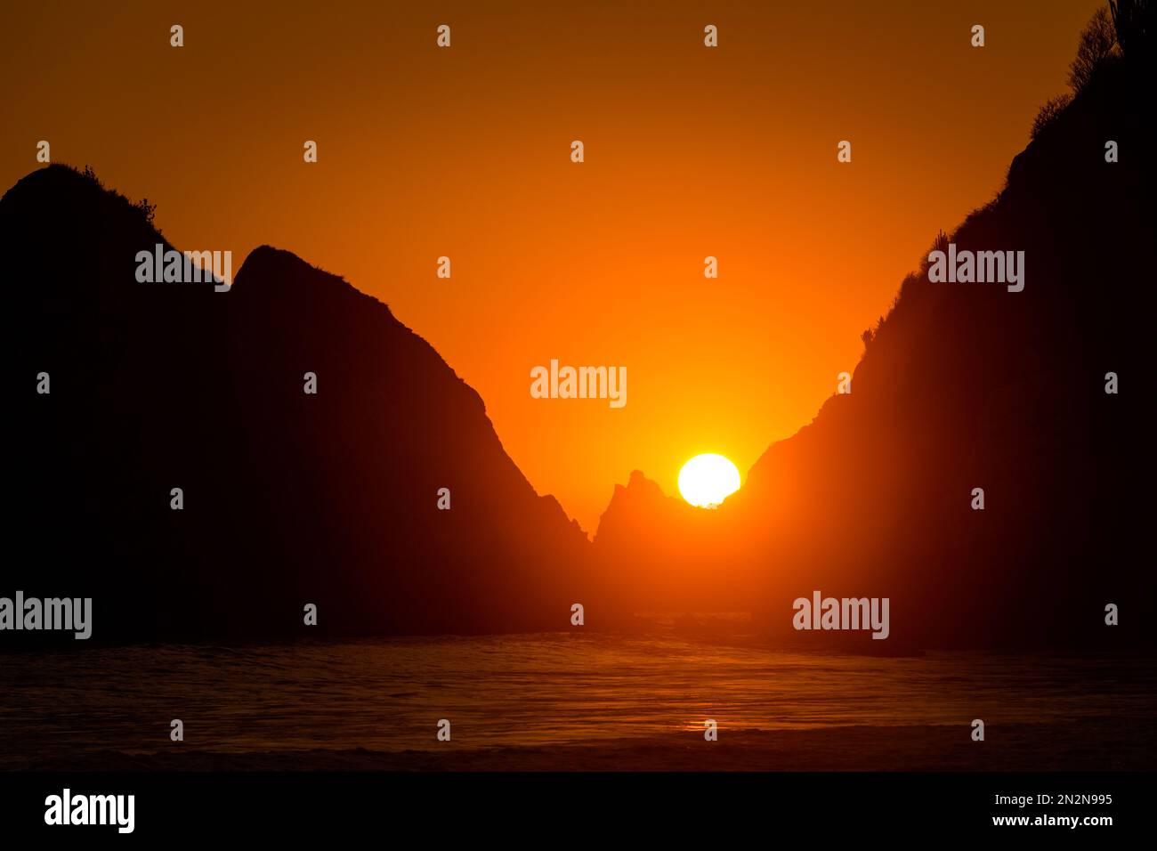 Beautiful sunset behind rocks on Zipolite beach in Mexico. Landscape ...