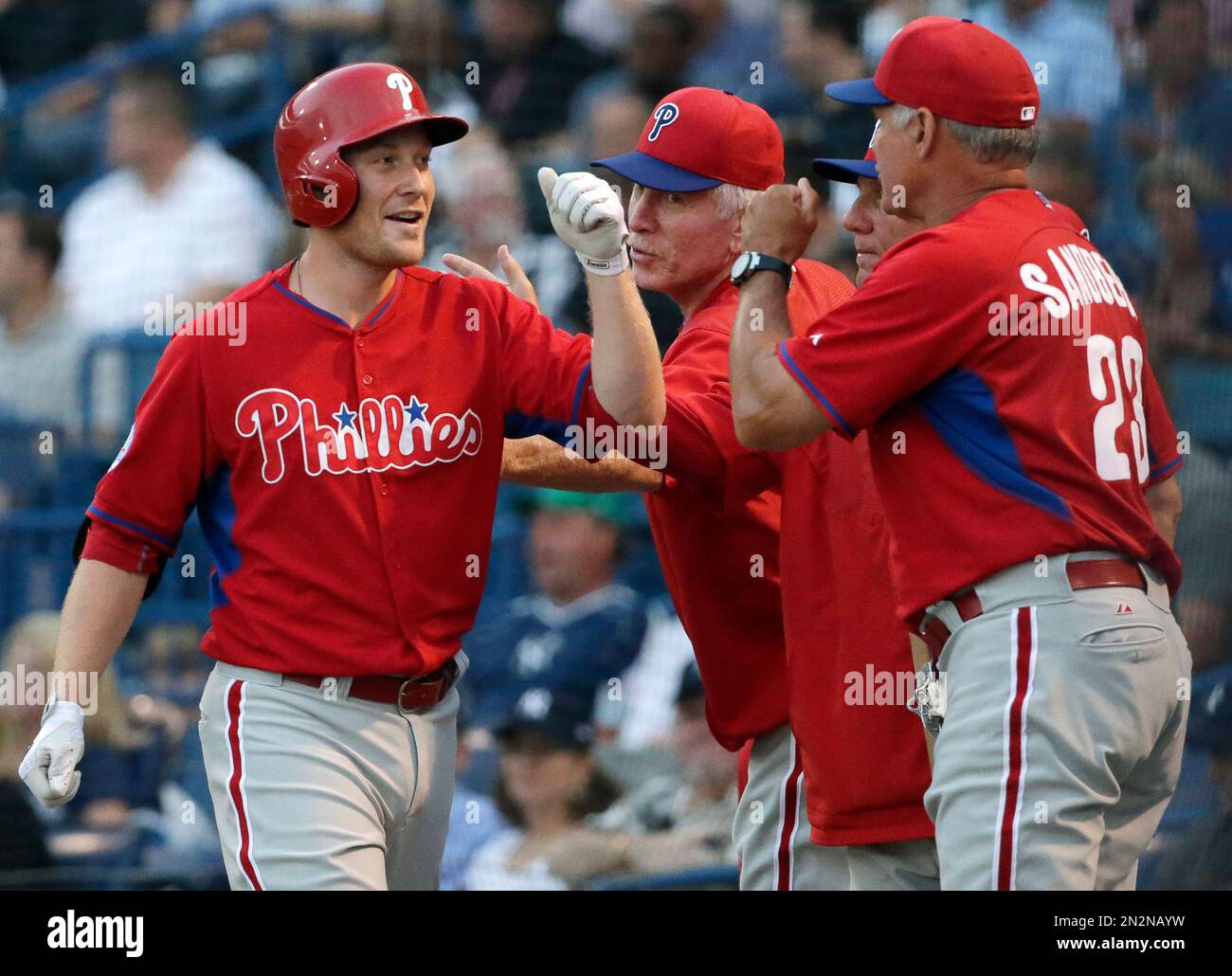 Philadelphia Phillies Hall of Famer Mike Schmidt, center, and Phillies ...