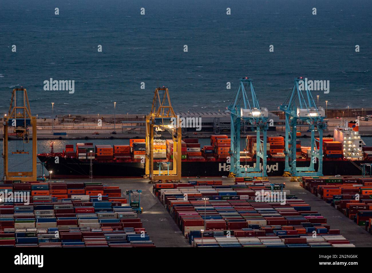Shanghai Express Hapag-lloid cargo ship loading and unloading ...