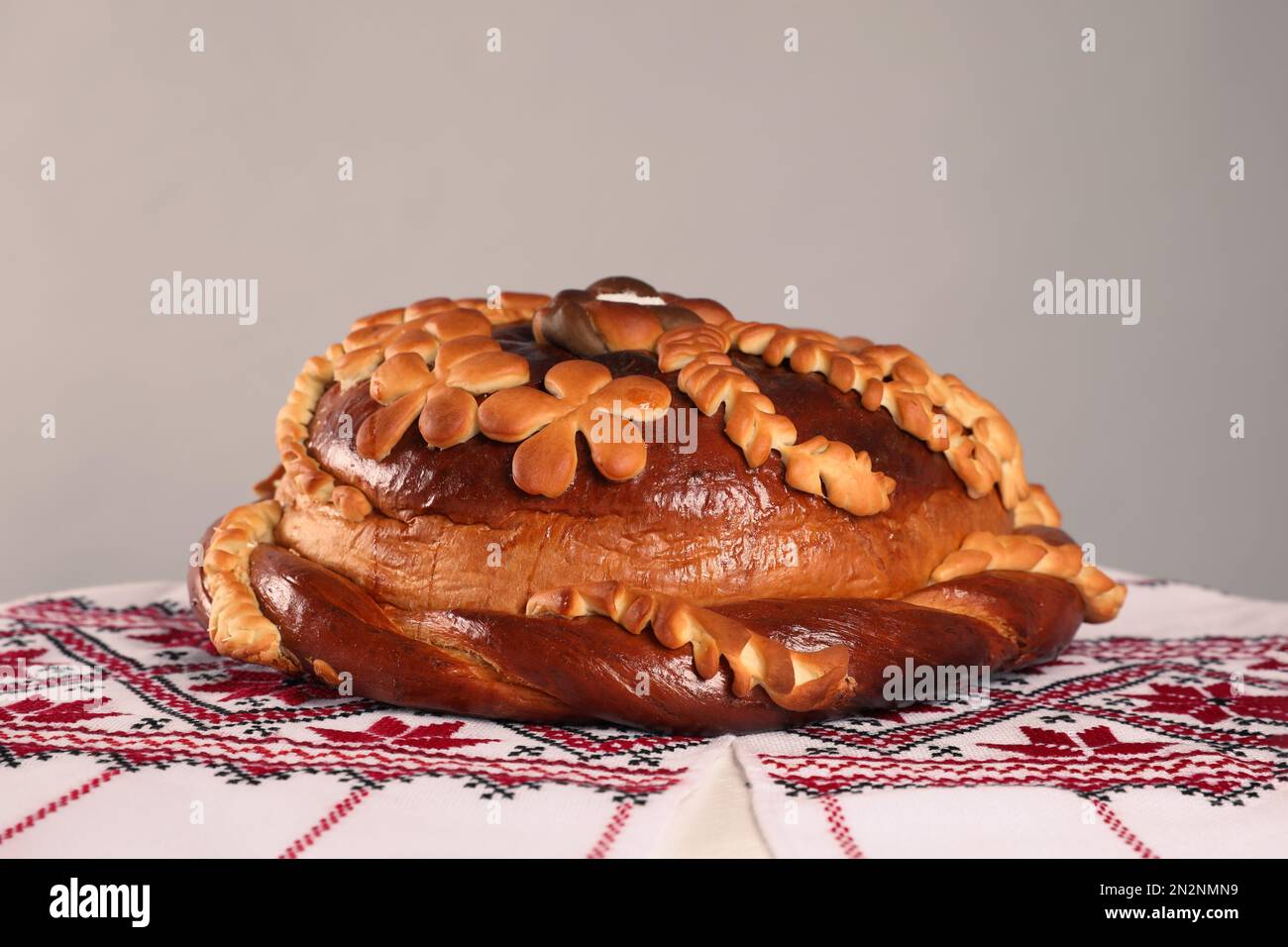 Rushnyk with korovai on grey background. Ukrainian bread and salt ...