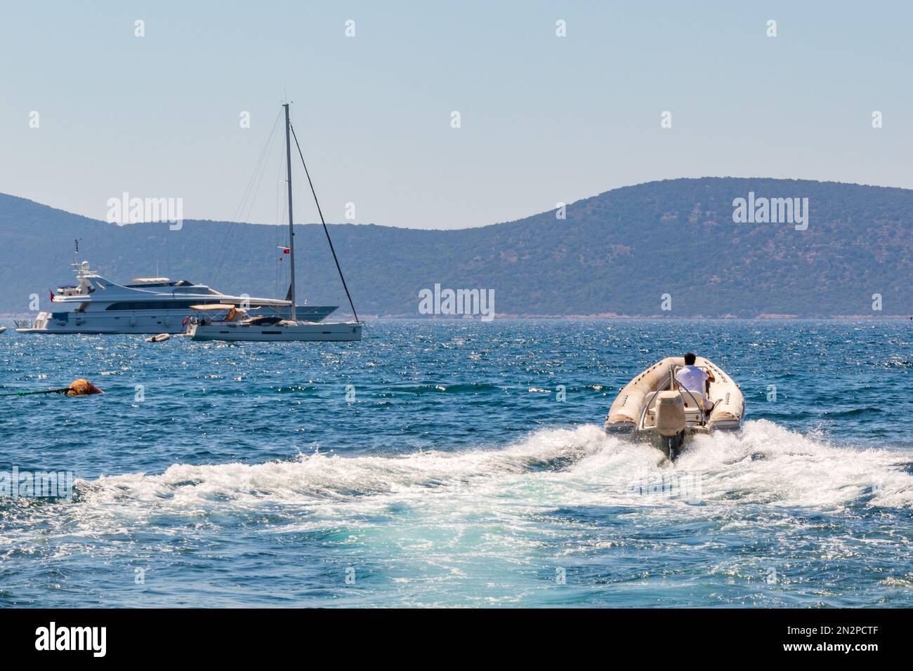 Approaching boat speed hi-res stock photography and images - Alamy