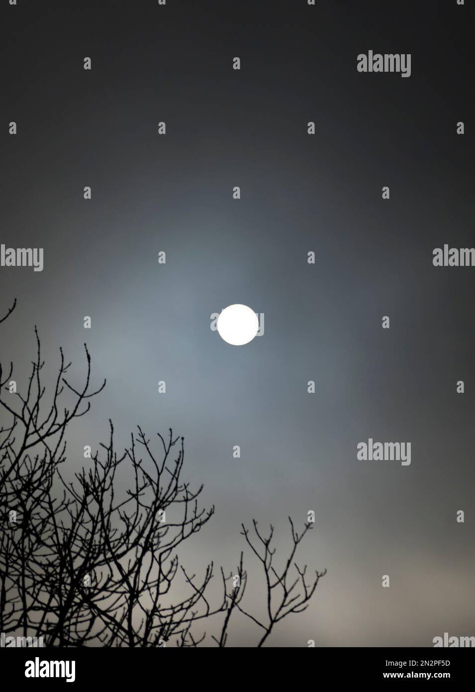 Sun through heavy overcast cloud Stock Photo - Alamy