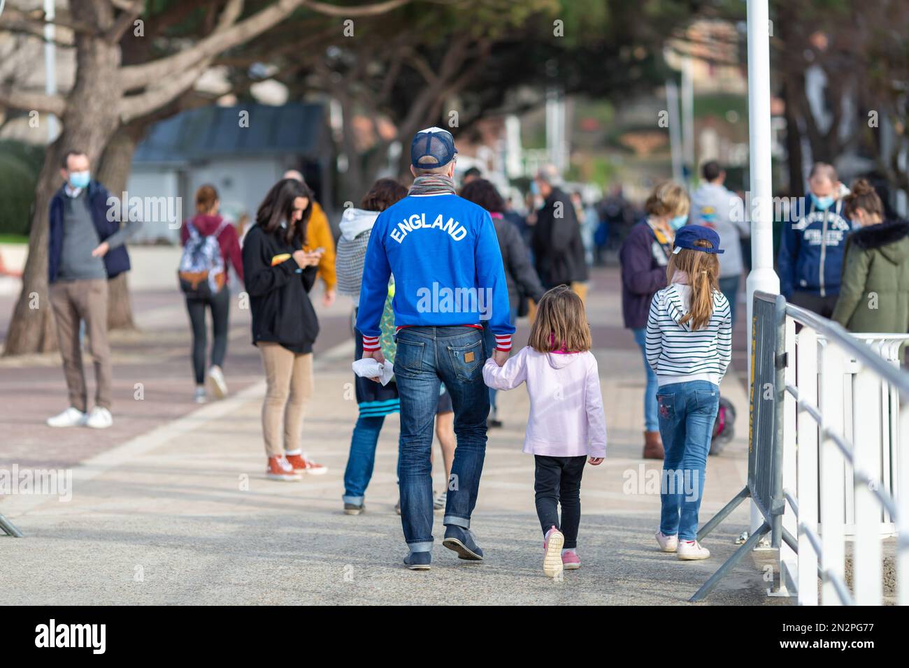 Children with their father walking on the pear Stock Photo - Alamy