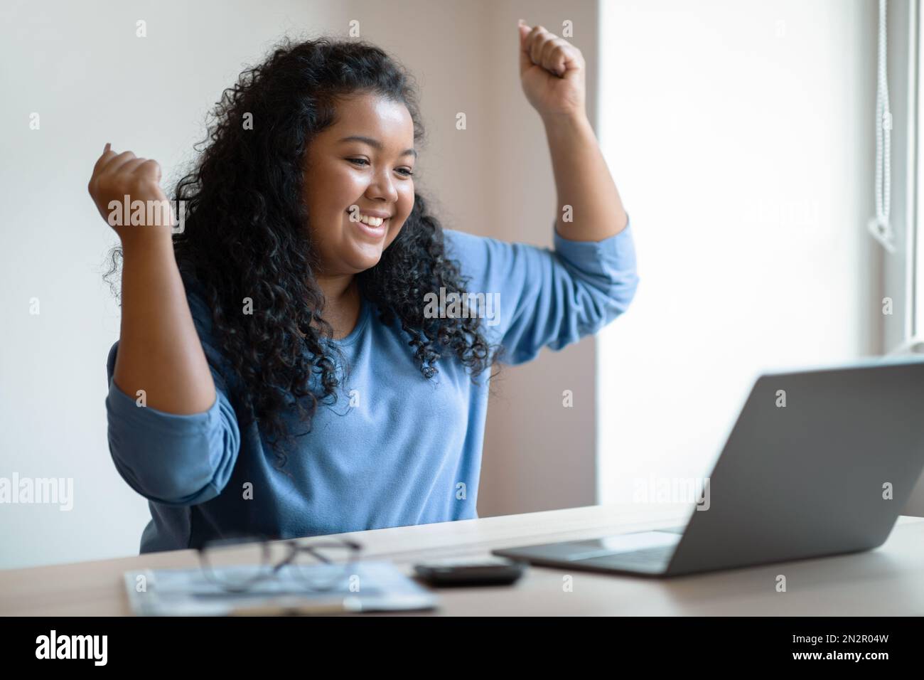 Working from home dark skinned hi-res stock photography and images - Alamy