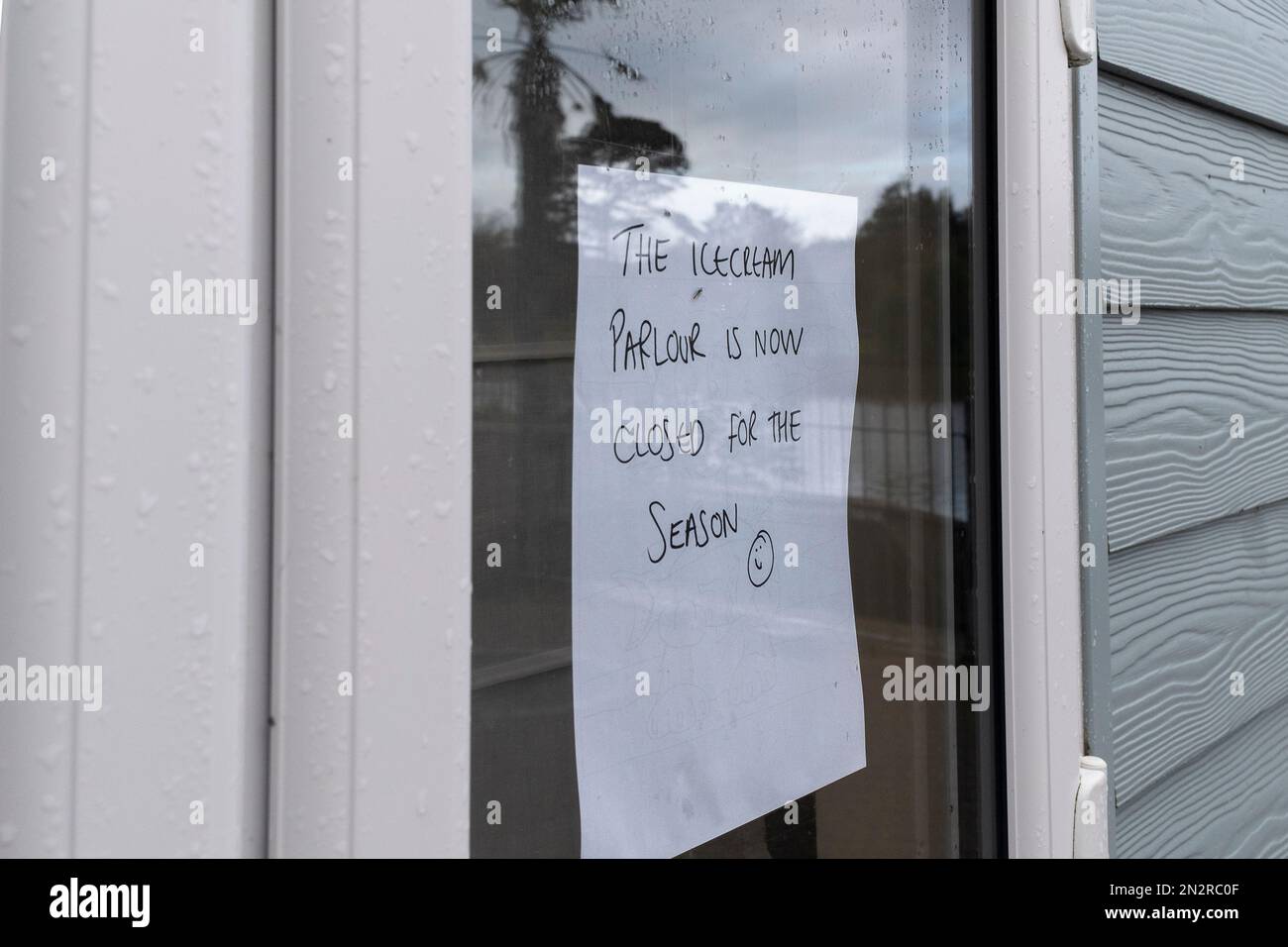 A handwritten closed sign in an Ice cream parlour window in the closed ...