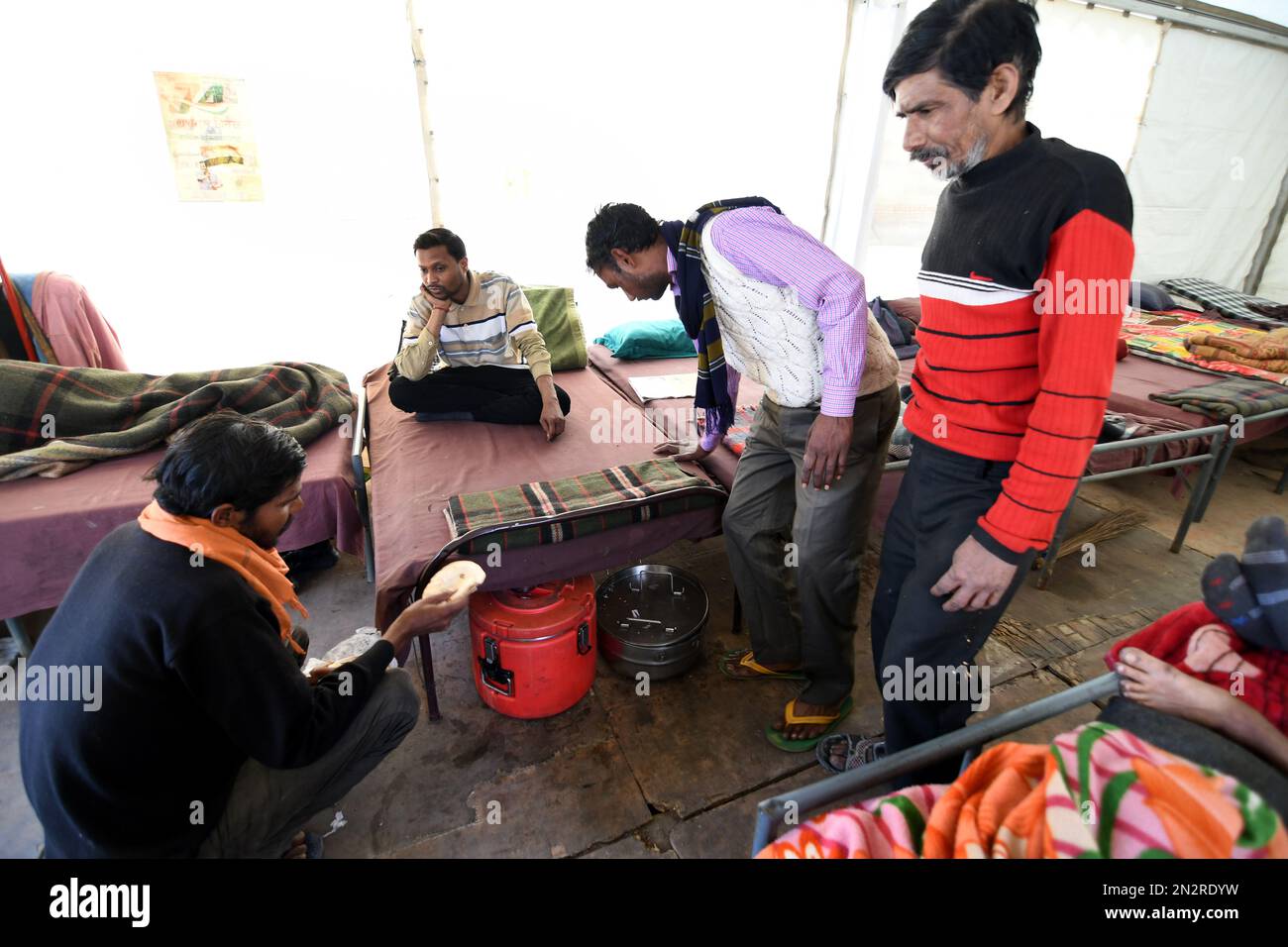 East Delhi, Kalyan Puri, India. 7th Feb, 2023. Destitute homeless ...