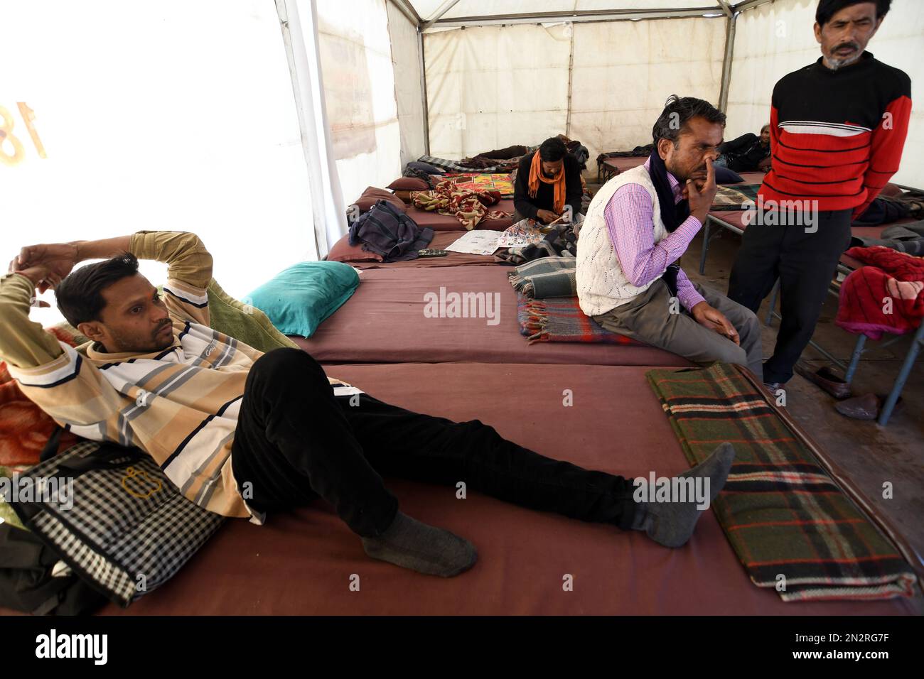 East Delhi, Kalyan Puri, India. 7th Feb, 2023. Destitute homeless ...