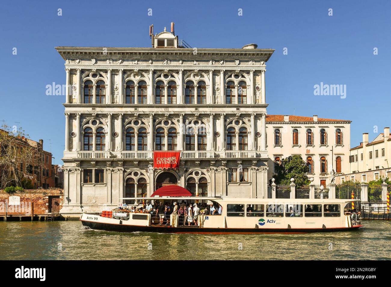 A ferry full of tourists on the Grand Canal in front of Cà Vendramin ...