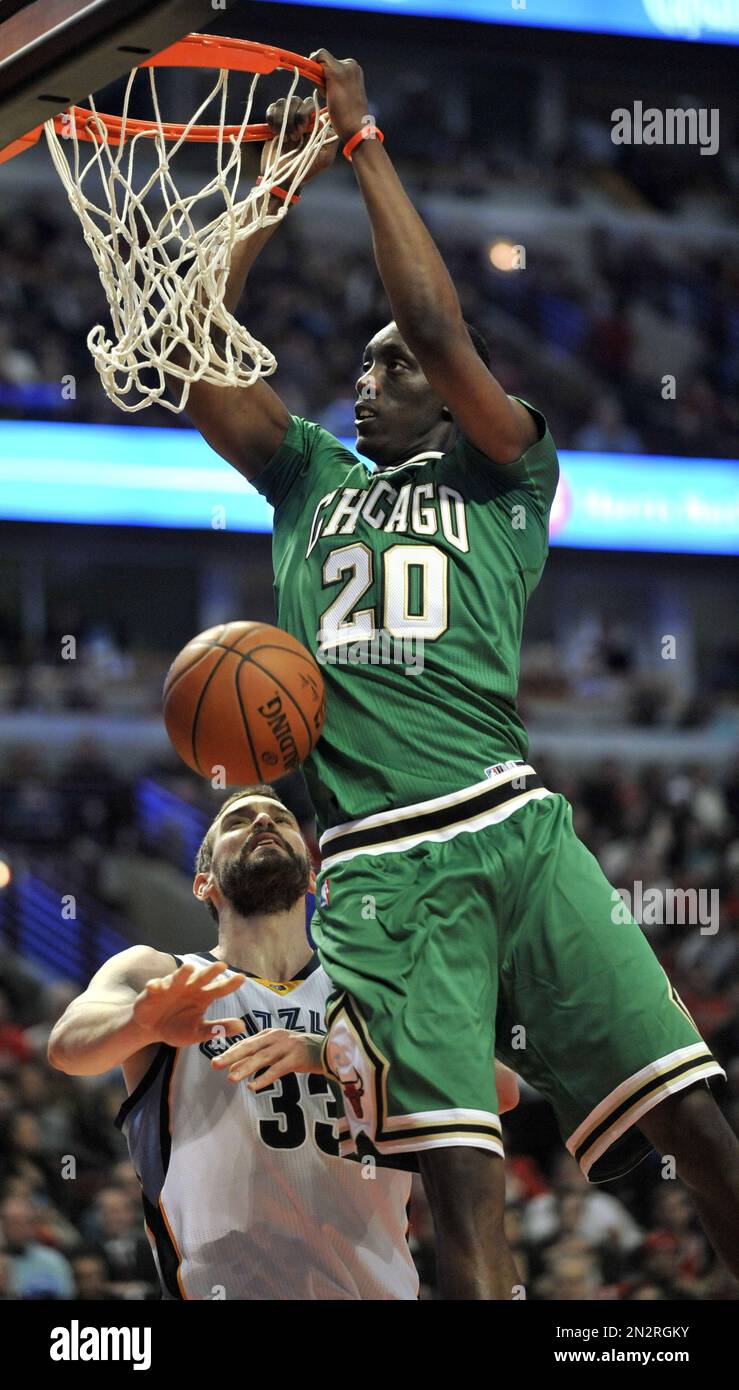 Chicago Bulls' Tony Snell (20) dunks against Memphis Grizzlies' Marc ...