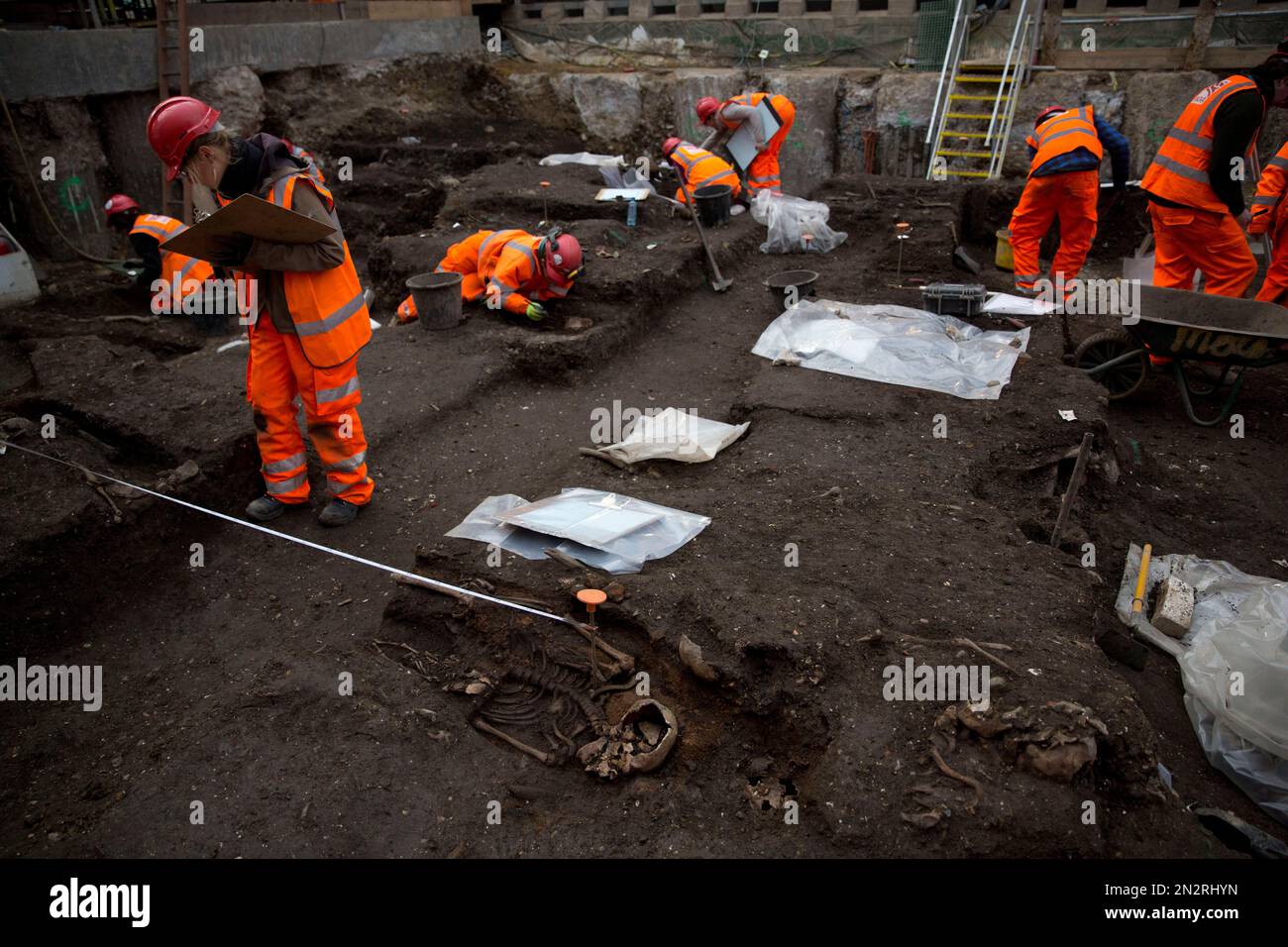 Archaeologists excavate the 16th and 17th century Bedlam burial ground ...