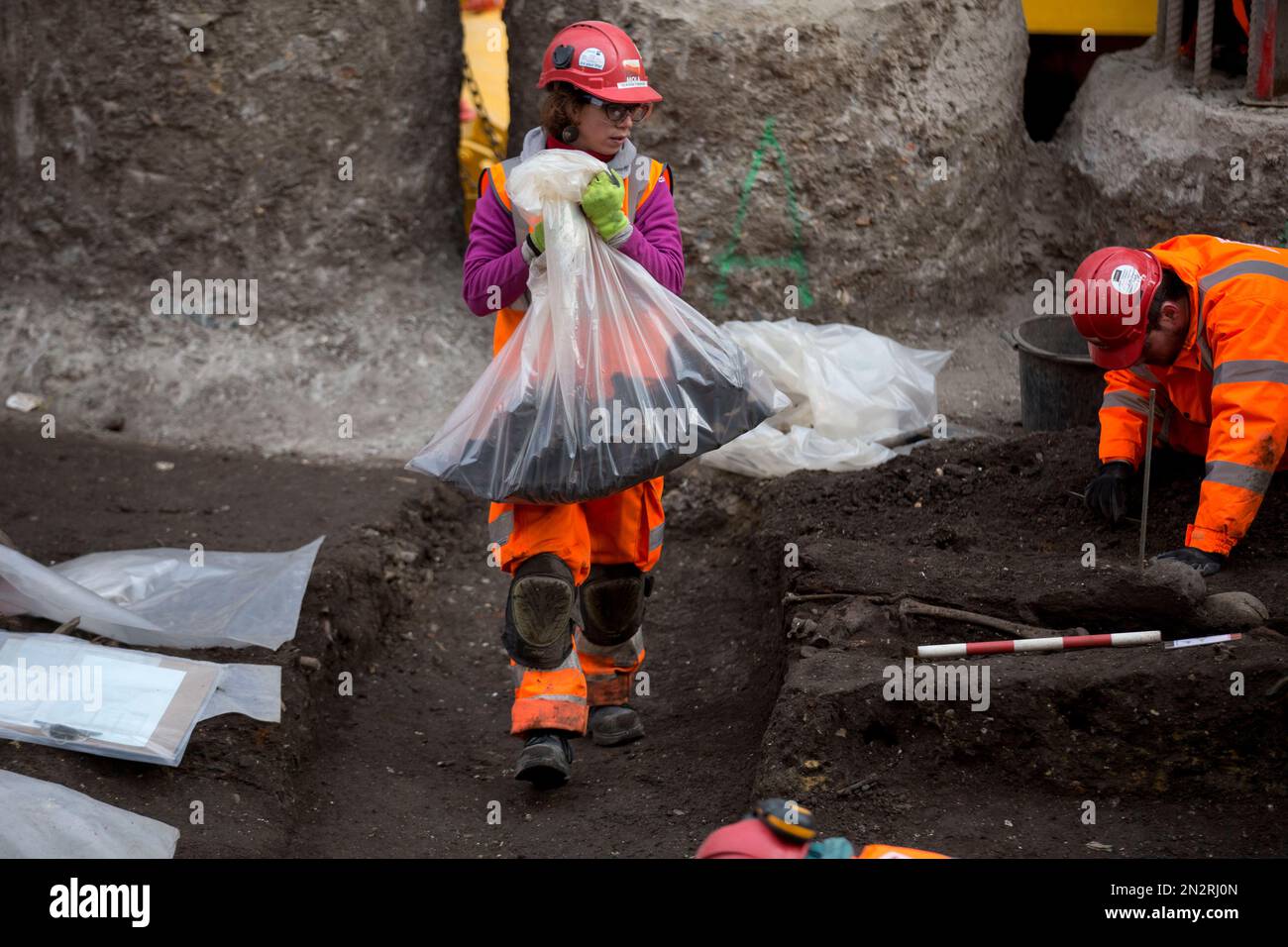 Archaeologists excavate the 16th and 17th century Bedlam burial ground ...