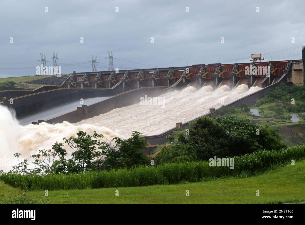 Hydroelectric station dam brazil hi-res stock photography and images ...