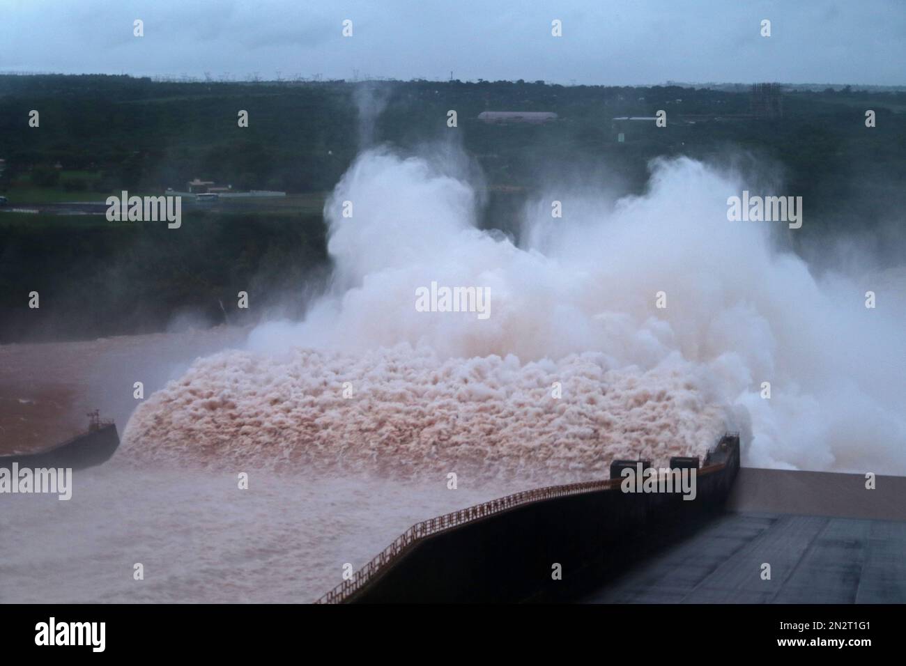 Hydroelectric station dam brazil hi-res stock photography and images ...
