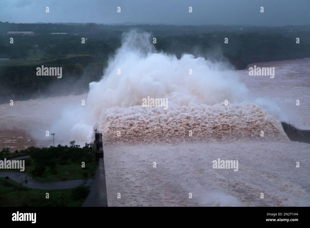 Hydroelectric station dam brazil hi-res stock photography and images ...