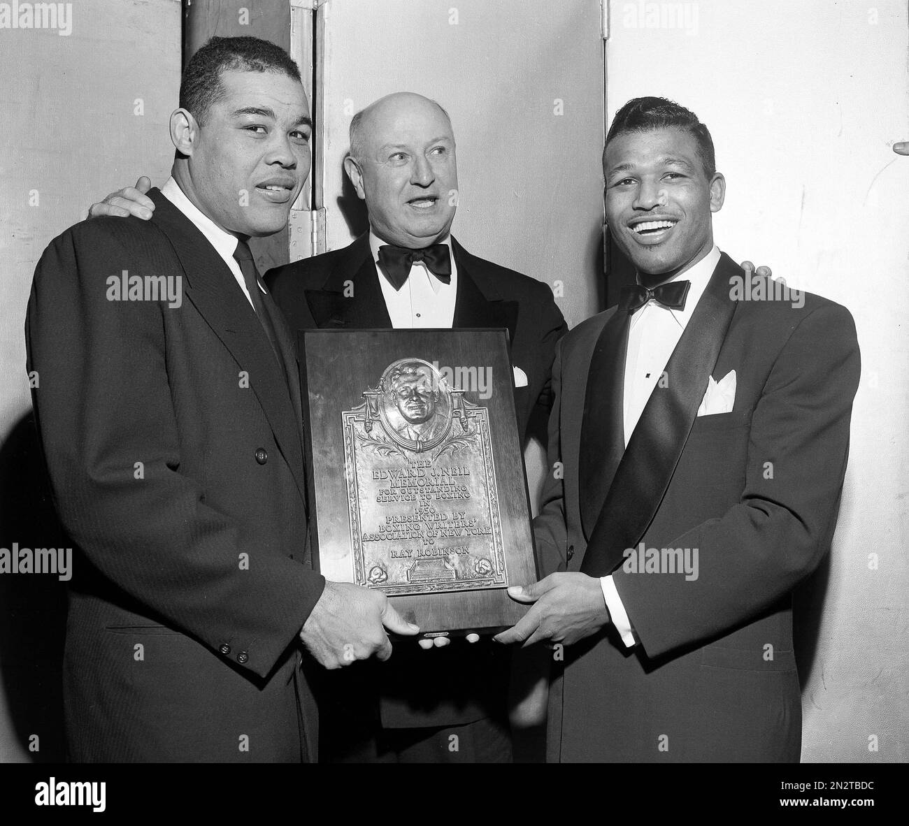 Welterweight boxing champion Sugar Ray Robinson, right, receives the ...