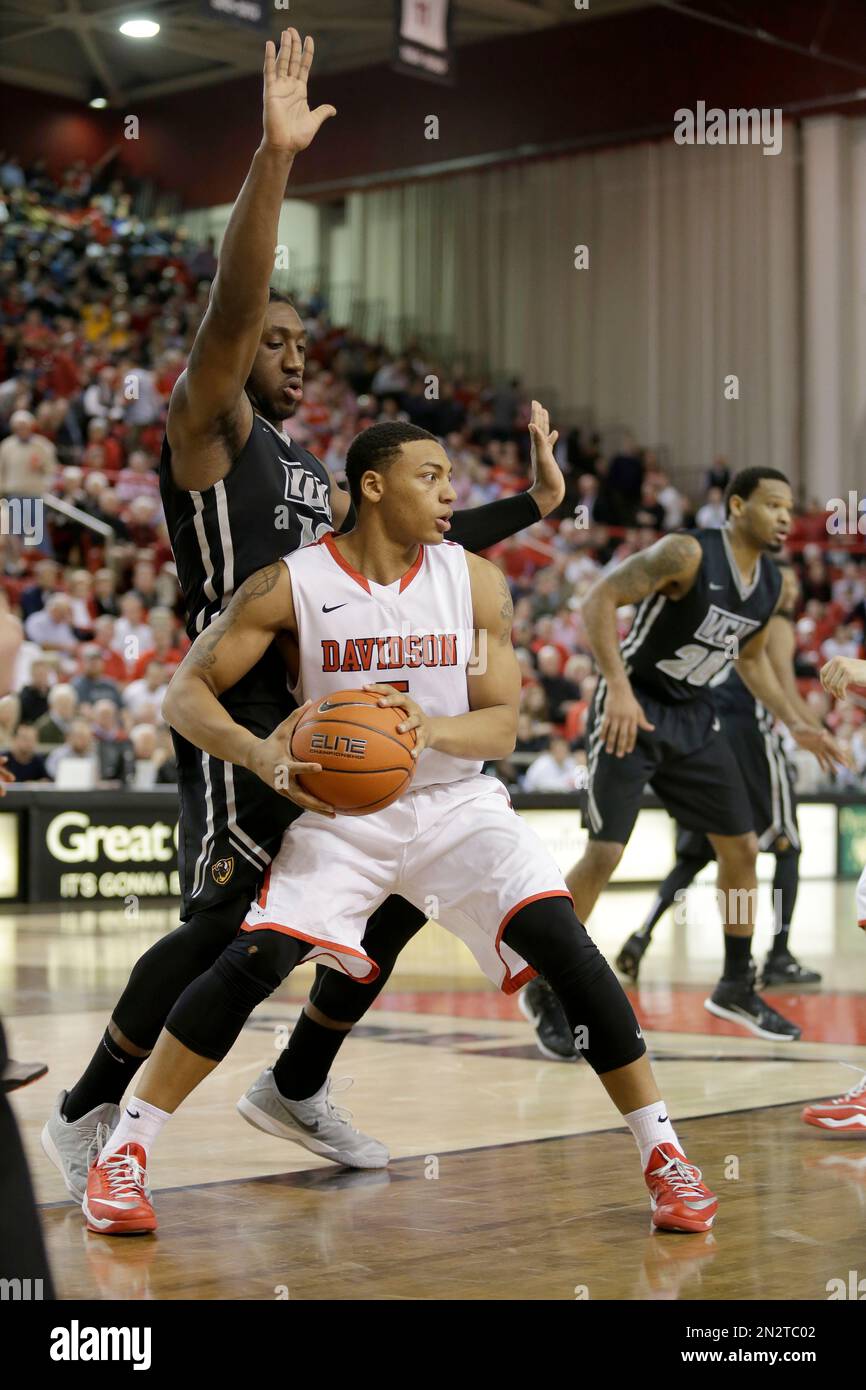 Davidson's Jordan Barham, right, looks for an open teammate as Virginia ...