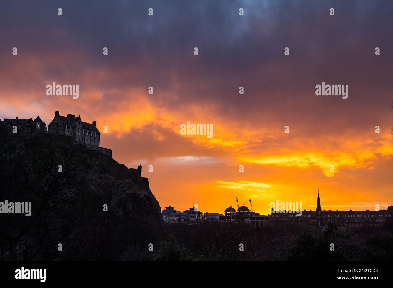 Edinburgh skyline silhouette hi-res stock photography and images - Alamy