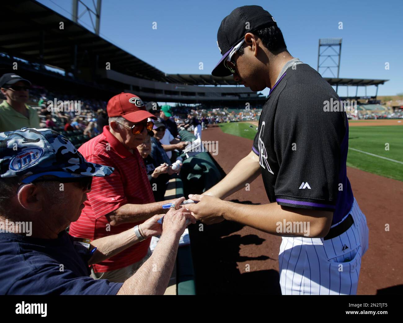 Colorado Rockies' Jorge De La Rosa (29) signs autographs for fans ...