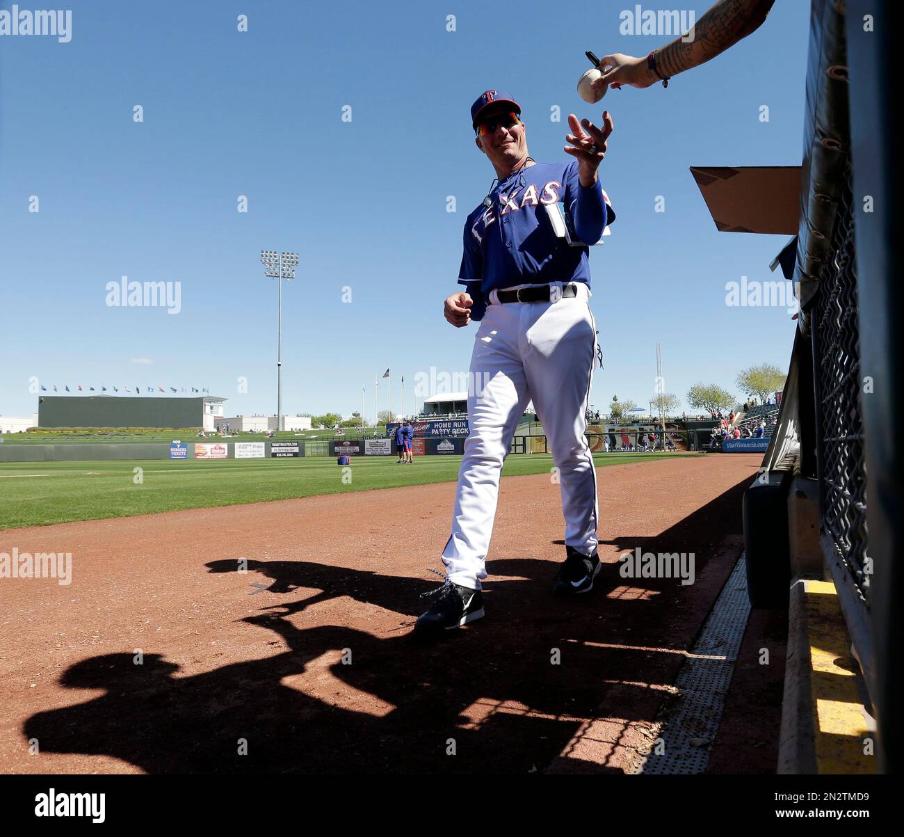 Texas Rangers manager Jeff Banister signs autographs before a spring ...