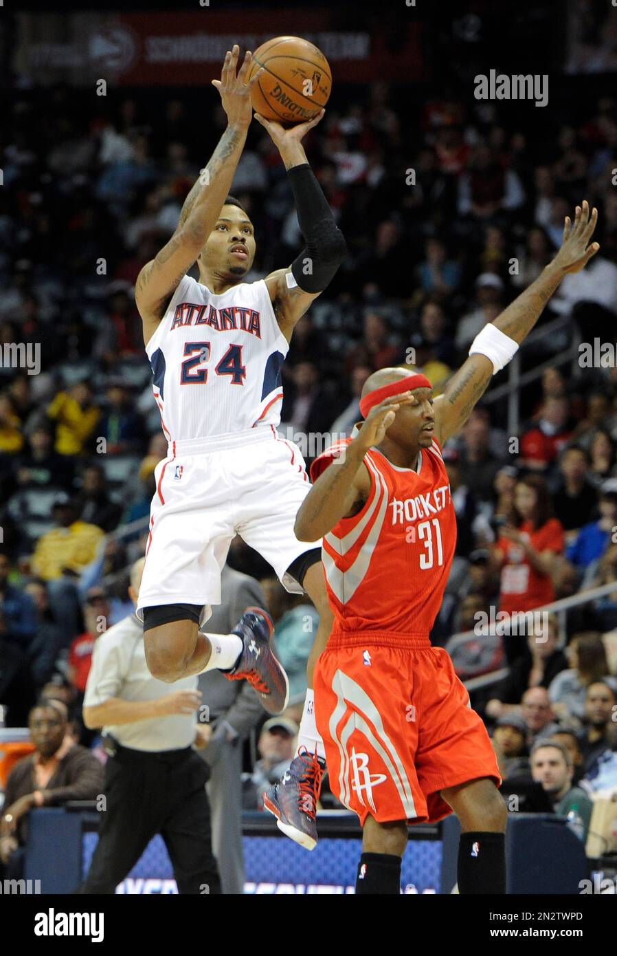 Atlanta Hawks forward guard Kent Bazemore (24) shoots over the defense ...
