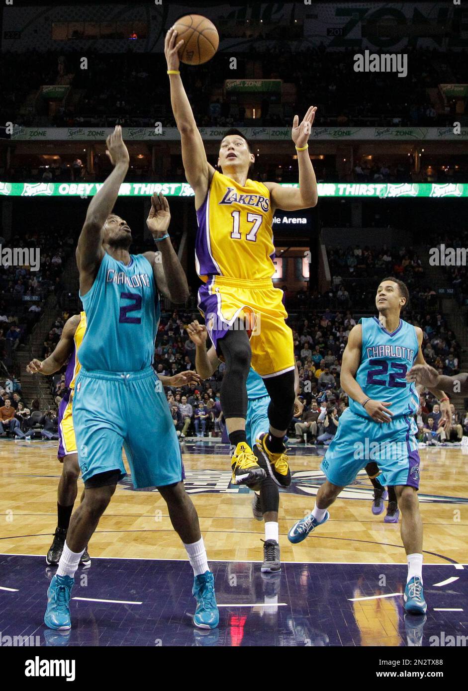Los Angeles Lakers' Jeremy Lin (17) drives between Charlotte Hornets ...