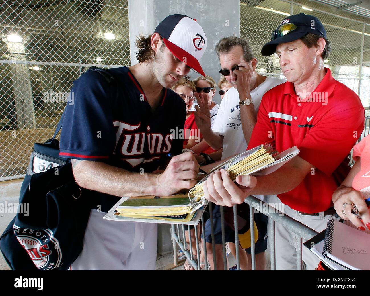 Minnesota Twins starting pitcher Aaron Thompson signs autographs for ...