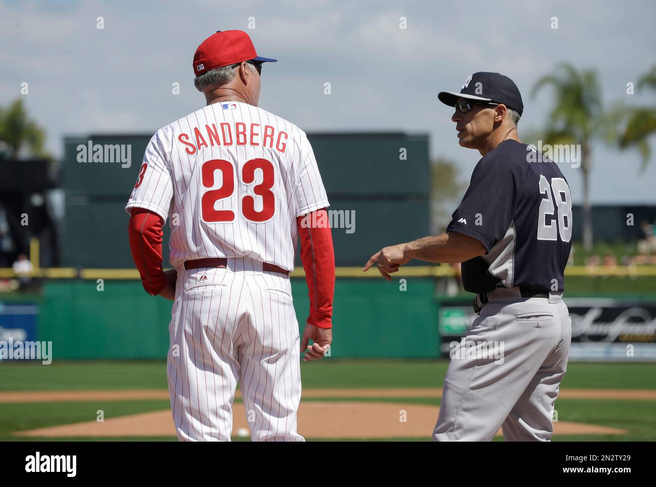 Philadelphia Phillies manager Ryne Sandberg (23) talks with New York ...